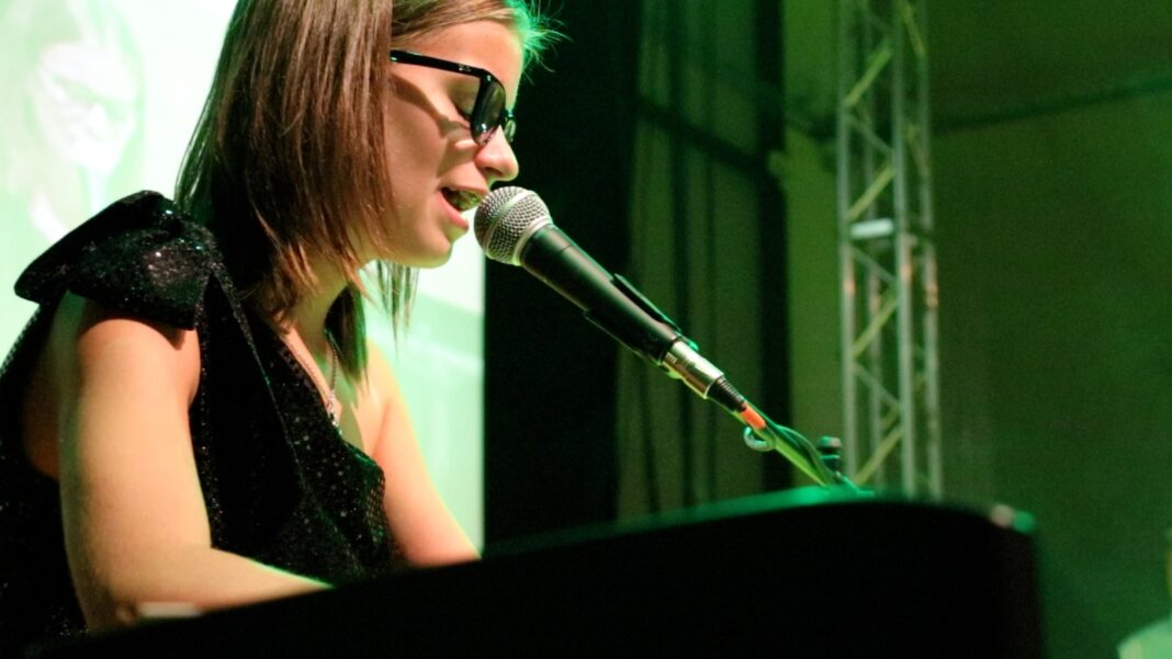 Brembilla, la sfida dei talenti tra travestimenti, aspiranti cantanti e pianisti (video) - Val ...